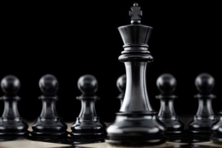 Quân Vua trong Cờ Vua | Cách Di Chuyển & Sức Mạnh của Nhà Vua